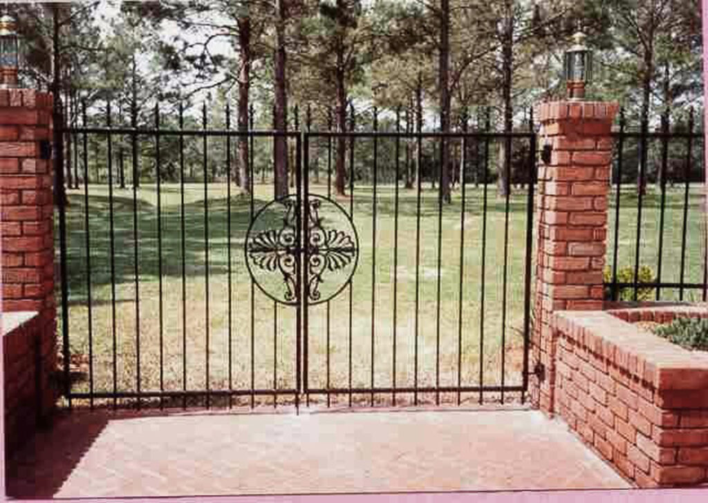 straight-top-driveway-gate-spears-and-medallion - Gainesville Metalworks